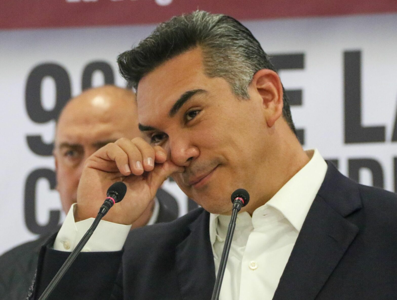Regresa Alejandro Moreno; Migración le solicita verificar documentos