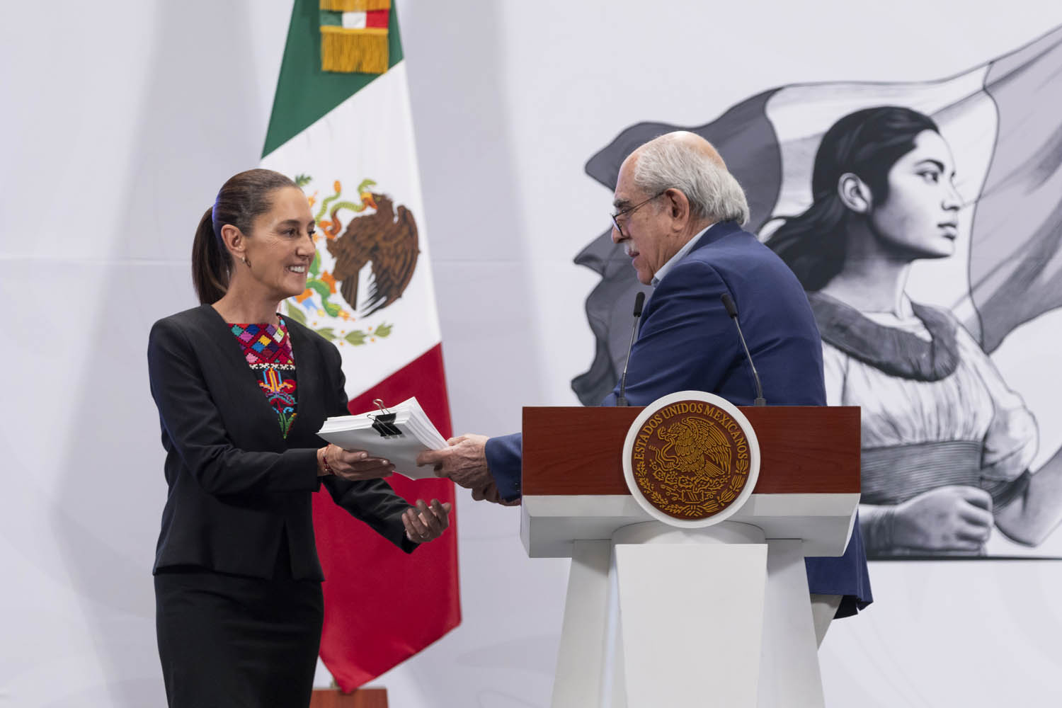Pablo Gómez entregó simbólicamente a Sheinbaum la auditoría al Fobaproa