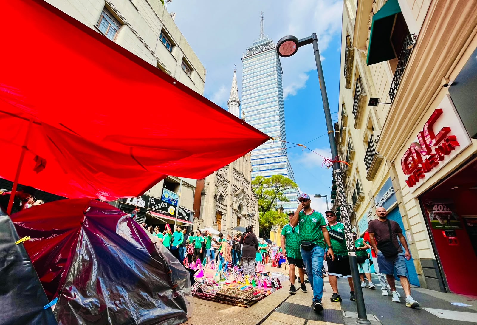 “Acá sí hay mucha pasión por el futbol”; aficionados agitan Zócalo ...
